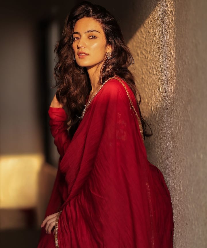 Pratibha Ranta Looks Refreshing In A Maroon Suit - See Pics