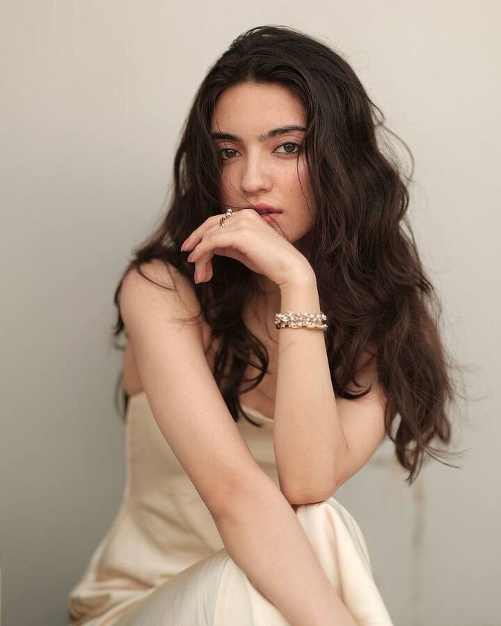 Pratibha Ranta Looks Refreshing In A Maroon Suit - See Pics