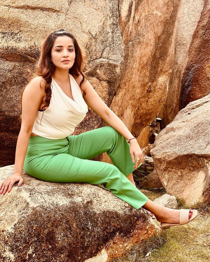 Bhojpuri actress MonaLisa gave a glamorous pose in front of the camera ...