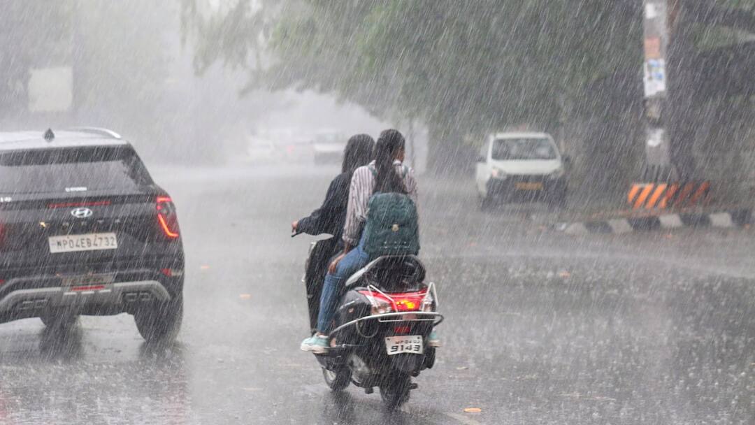 Maharashtra Weather forecast Today rainfall alert in thane raigad rain yellow alert in ratnagiri ...
