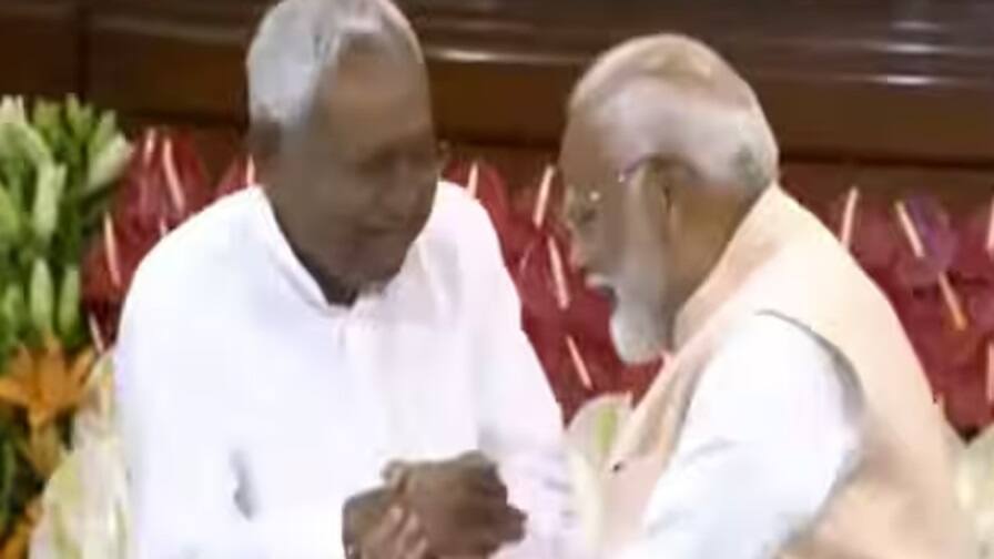 Nitish Kumar tries to touch Narendra Modi's feet at NDA MPs meet | VIDEO: 'તમે આજે જ PM પદના શપથ ...