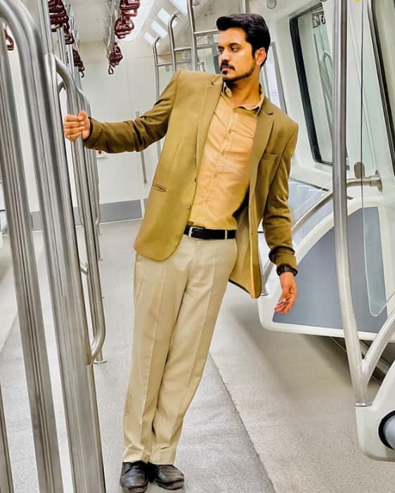 Ashif Khan Panchayat Actor Once Kitchen Help in Saif Ali Khan Kareena ...