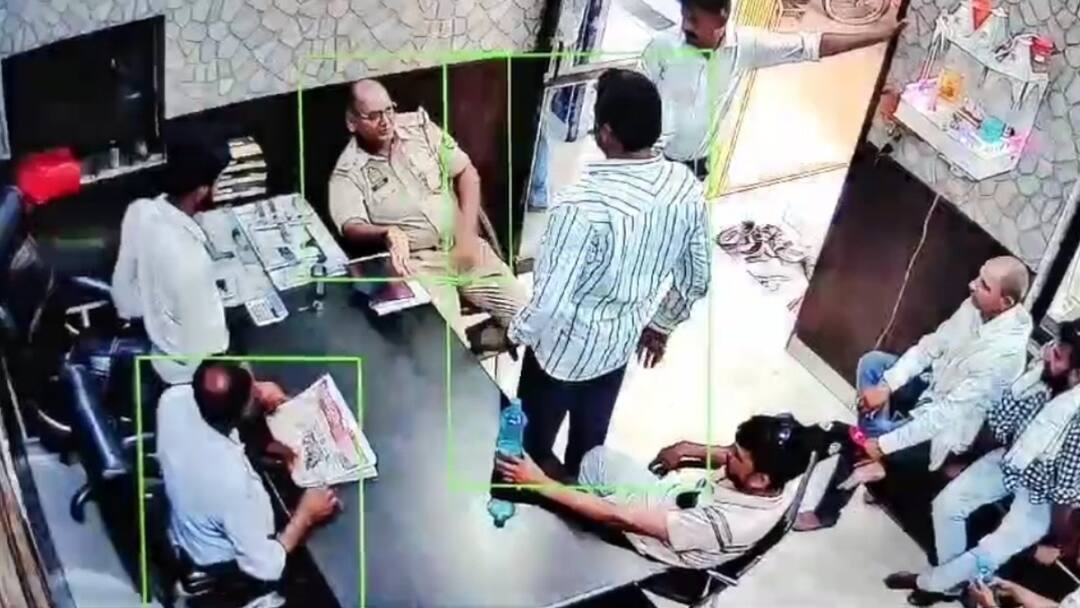 Aligarh 20 thousand rupees approve agreement demanded inspector taking bribe video CCTV captured ...