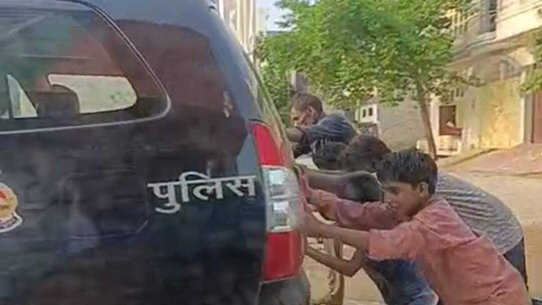 UP Police dial 112 vehicle breaks down people push video goes viral in ...
