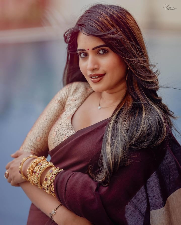 anchor sravanthi chokkarapu latest hot saree photos | Anchor Sravanthi ...