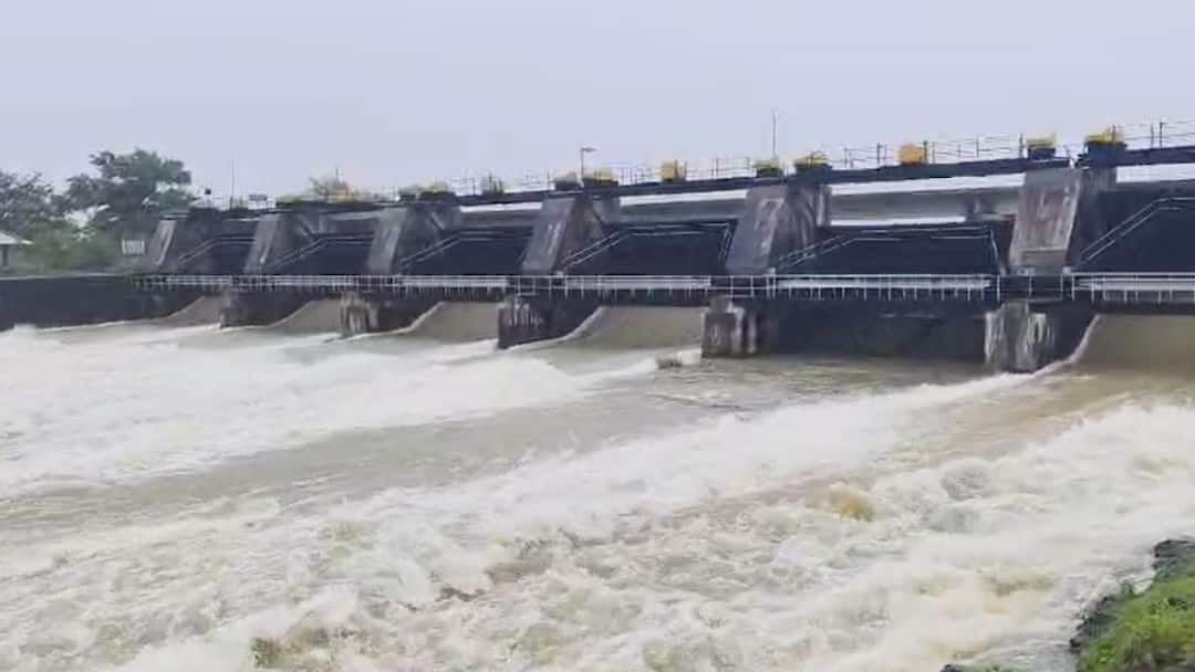 Nashik Dam Position Heavy Rain in Nashik water Release from Darna Dam Gangapur Dam Maharashtra ...