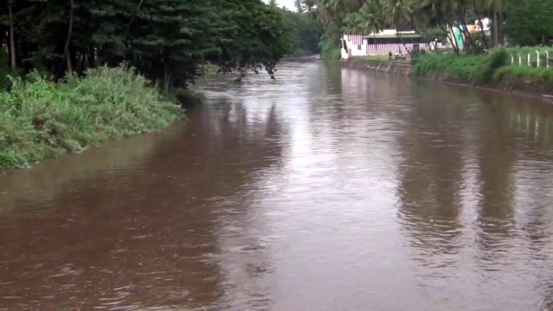 Theni flood impact - Varaha river, Kumbakarai falls due to echo of ...