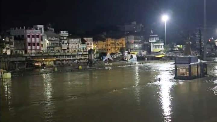 Godavari Flood 2024 Car stuck in flood water under Gadge Maharaj bridge ...