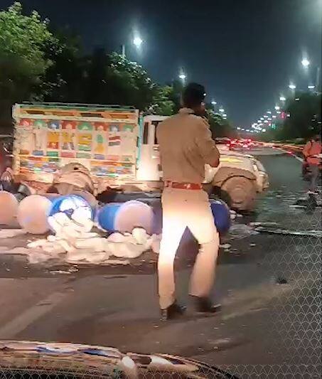Noida News: पनीर से भरा टेंपो अनियंत्रित होकर एक्सप्रेस-वे पर पलटा | ABP Shorts | Noida News ...