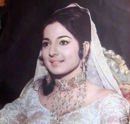 Tanuja Mukherjee Drunk Smoke know her Career Personal Life Daughter ...