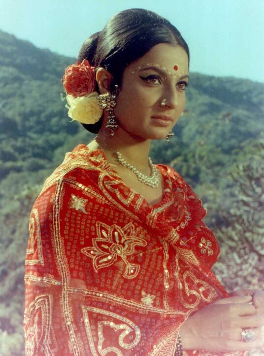 Tanuja Mukherjee Drunk Smoke know her Career Personal Life Daughter ...