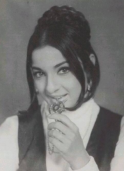 Tanuja Mukherjee Drunk Smoke know her Career Personal Life Daughter ...