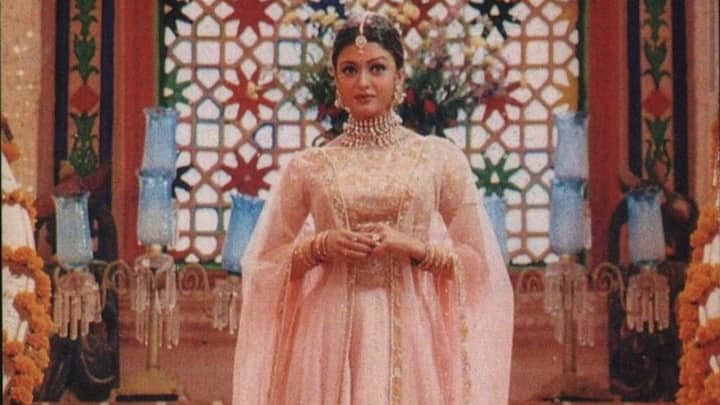 6 Bollywood's Iconic Traditional Looks That Became Fashion Trends