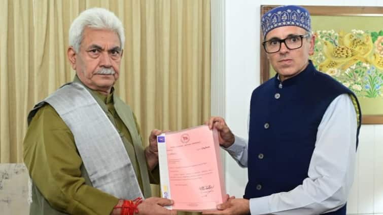 J K Ncs Omar Abdullah Stakes Claim To Form Govt Seeks Oath Date From