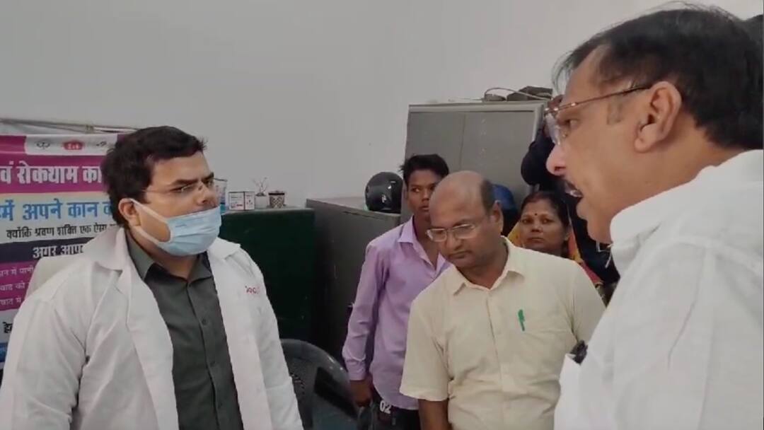 Mau samajwadi party mp rajiv rai clash with district hospital doctor ...