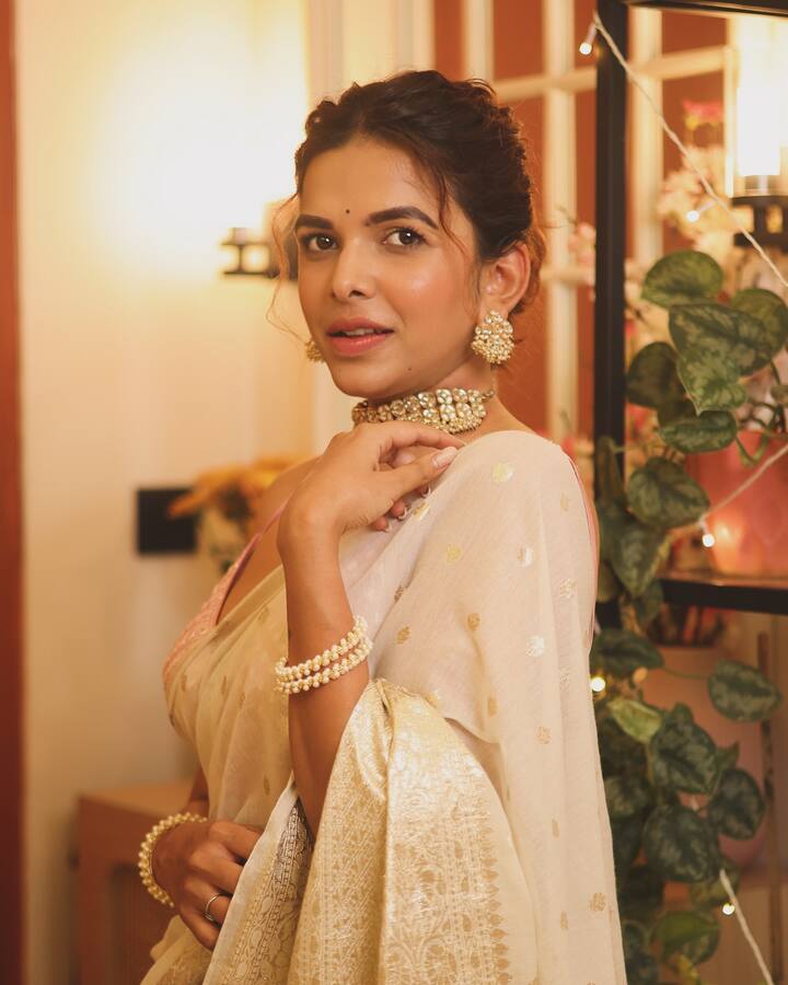 marathi actress mitali mayekar shared new photos in white saree see her ...