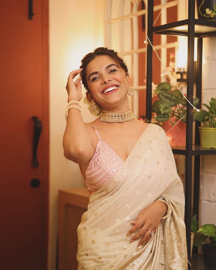 marathi actress mitali mayekar shared new photos in white saree see her ...