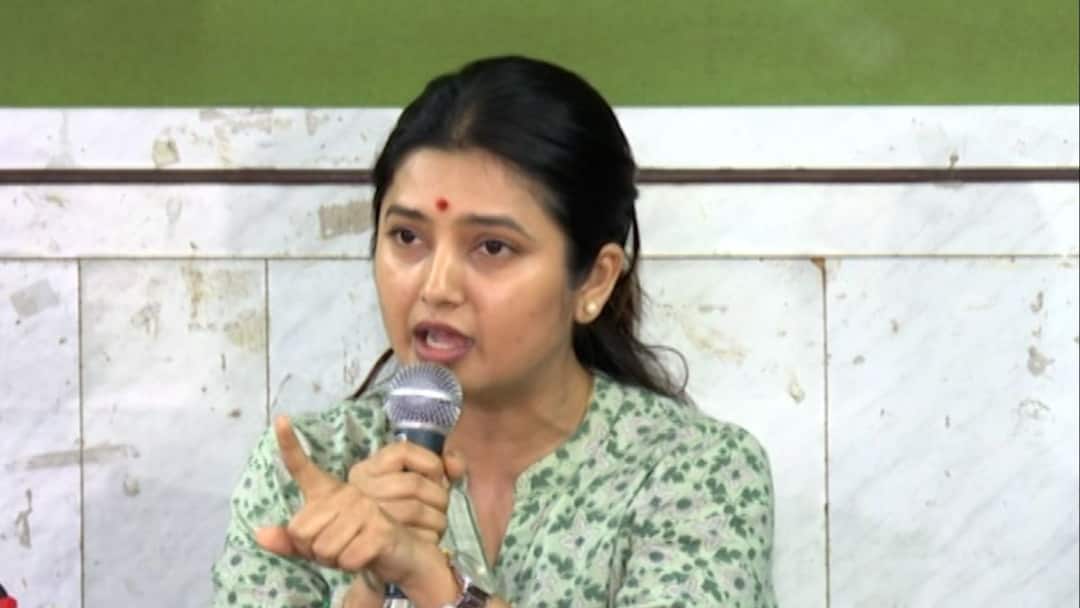 Prajakta Mali on Suresh Dhas Photo taken while accepting felicitations at a cultural program is ...