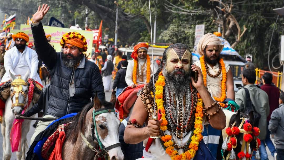 Maha Kumbh 2025 Vaishnav Akhara Chavni Pravesh royal entry procession ...