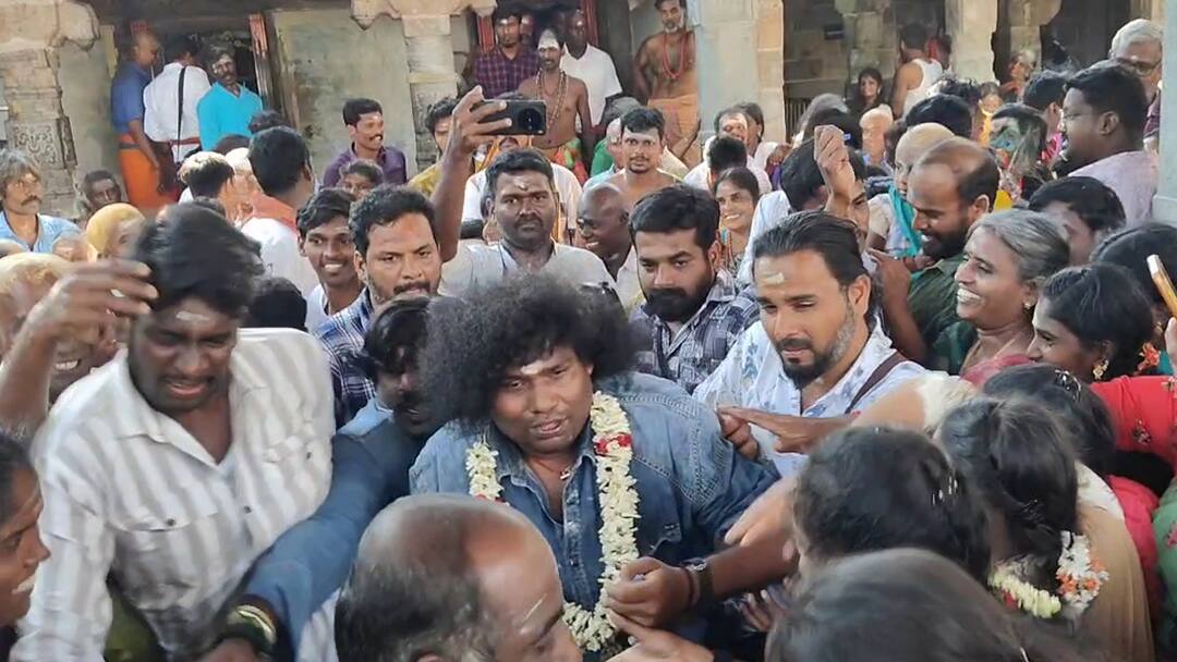 Actor Yogi Babu lights a lamp and offers darshan to Lord Shiva at ...