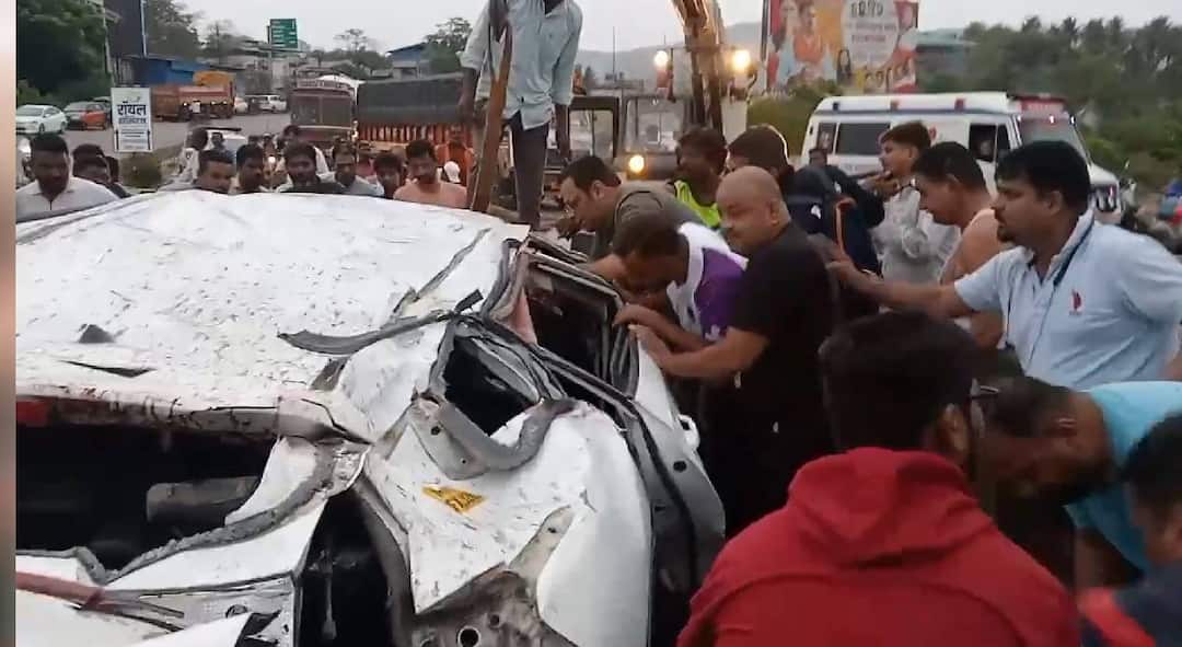 Ratnagiri road Accident Car falls 100 feet down from Jagbudi River bridge in Khed 5 people die ...