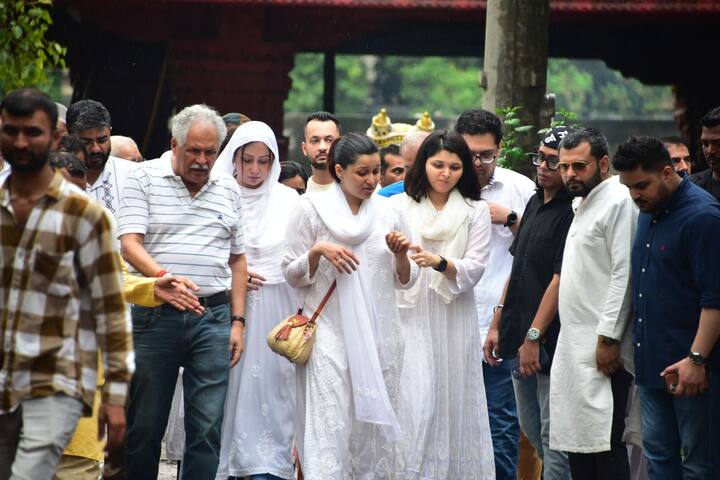 mannara chopra father raman rai handa last rites actress seen crying ...