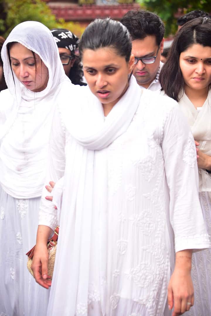 mannara chopra father raman rai handa last rites actress seen crying ...