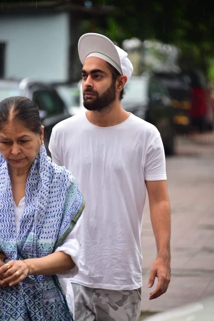 mannara chopra father raman rai handa last rites actress seen crying ...