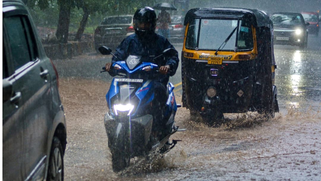 Heavy Rains Lash Maharashtra: IMD Issues Orange Alert for Mumbai, Schools Shut in Raigad
