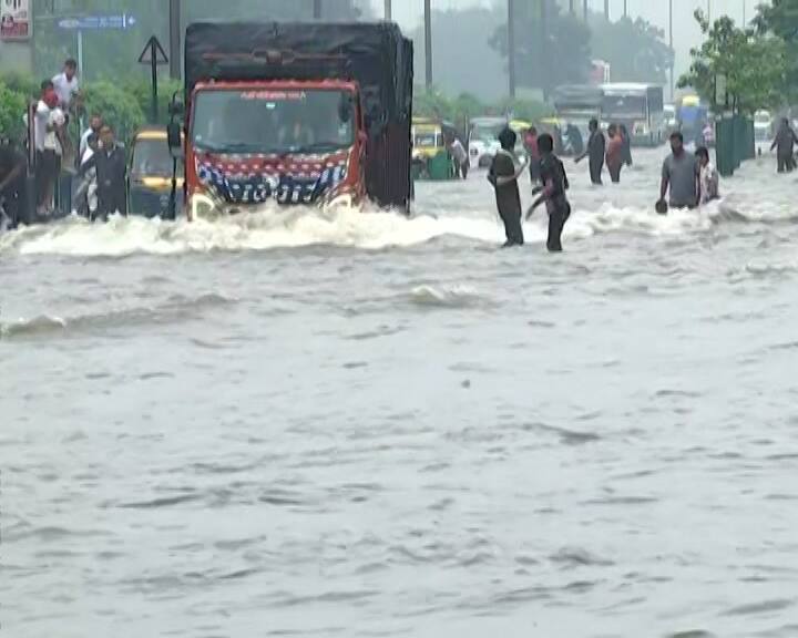 Heavy rain in Surat many areas flood | Surat Rain : સુરત શહેરમાં ધોધમાર વરસાદ, રસ્તાઓ પર ફરી ...