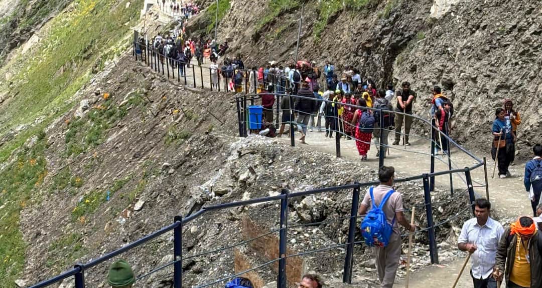 Shri Amarnath Yatra 2025 heavy rains devotees visiting Baba Barfani ...