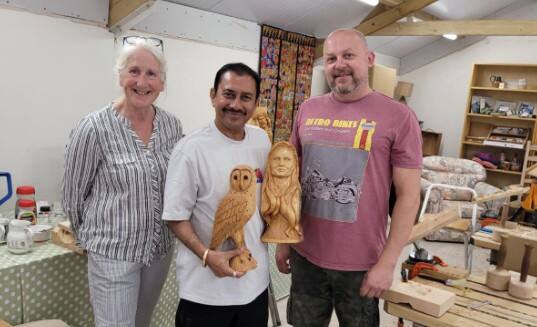 મિનિએચર આર્ટીસ્ટ દીપક ભટ્ટે લંડનમાં એક દિવસીય સેશનમાં કલાત્મક વસ્તુઓ ...