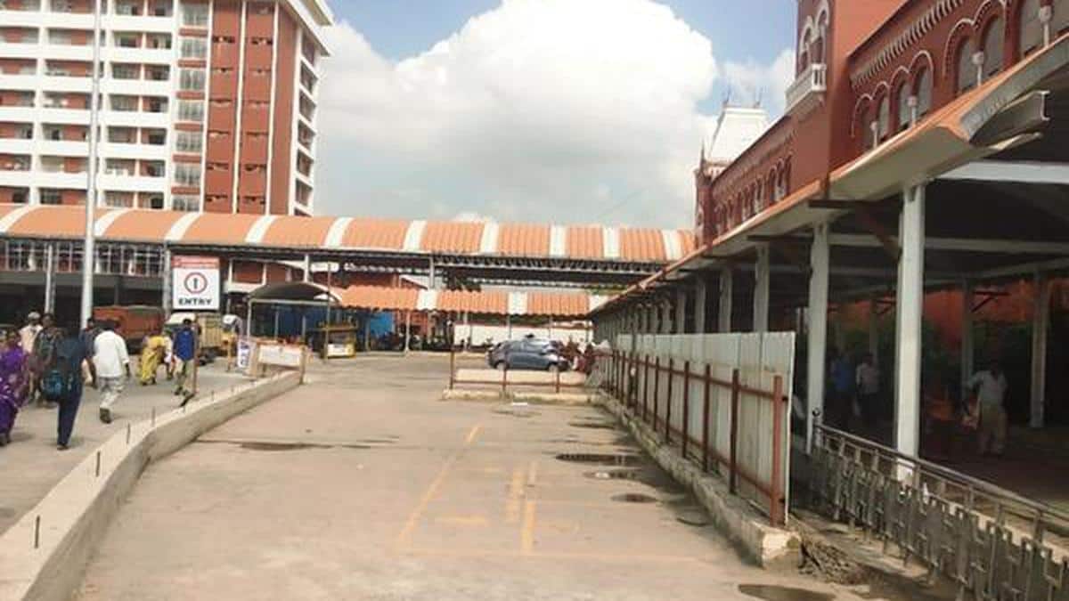 எதே... காரை பார்க்கிங்ல நிறுத்துனதுக்கு 1500 ரூபாய் கட்டணம்.. சென்னை சென்ட்ரலில் பகல் கொள்ளை ...