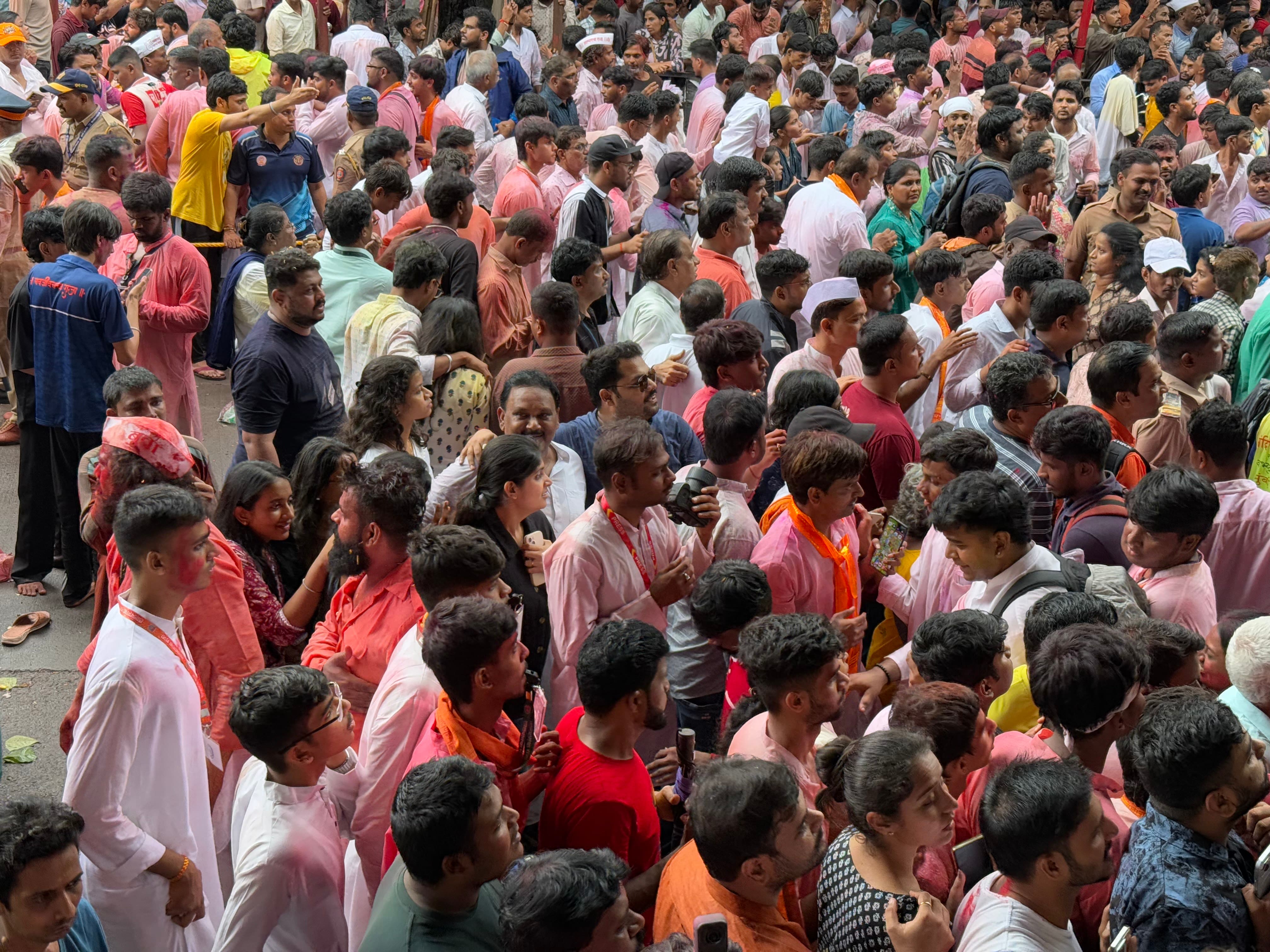 मुंबई: लालबागचा राजा विसर्जन में श्रद्धालु बने शिकार, भीड़ में घुसे ...