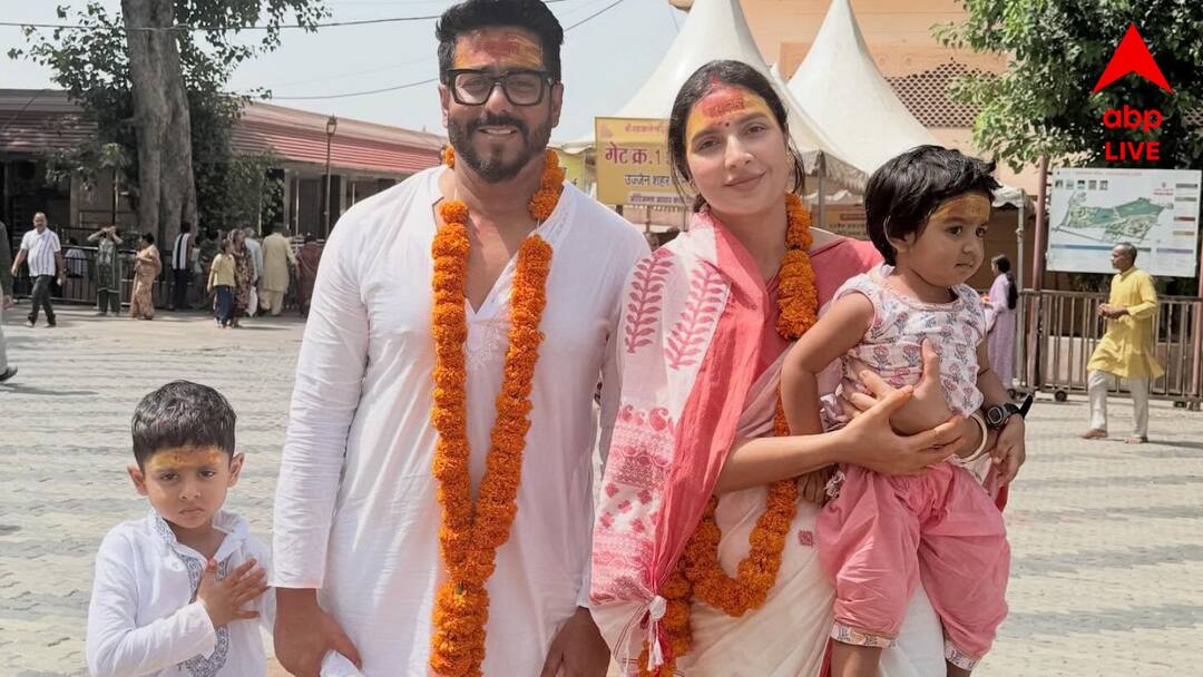 Raj-Subhashree: দুর্গোৎসব শেষ হতেই মহাকাল মন্দিরে রাজ-শুভশ্রী, ইউভান ...