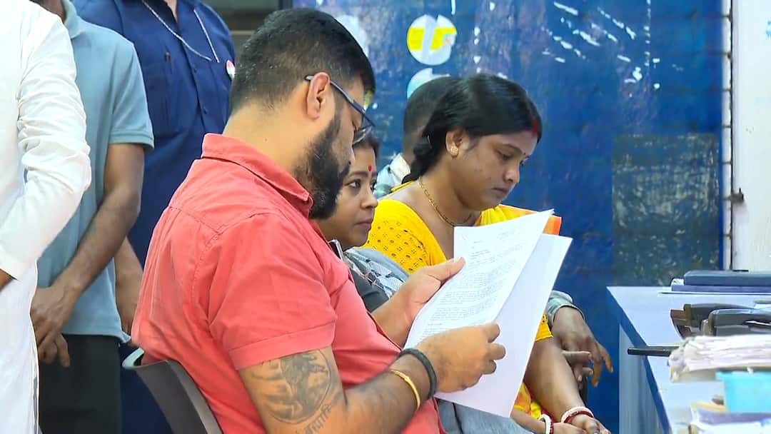 ছবি বিকৃতি-বিতর্কে থানায় গেলেন তরুণজ্যোতিরা, 'আপলোড করার নেপথ্যে ...