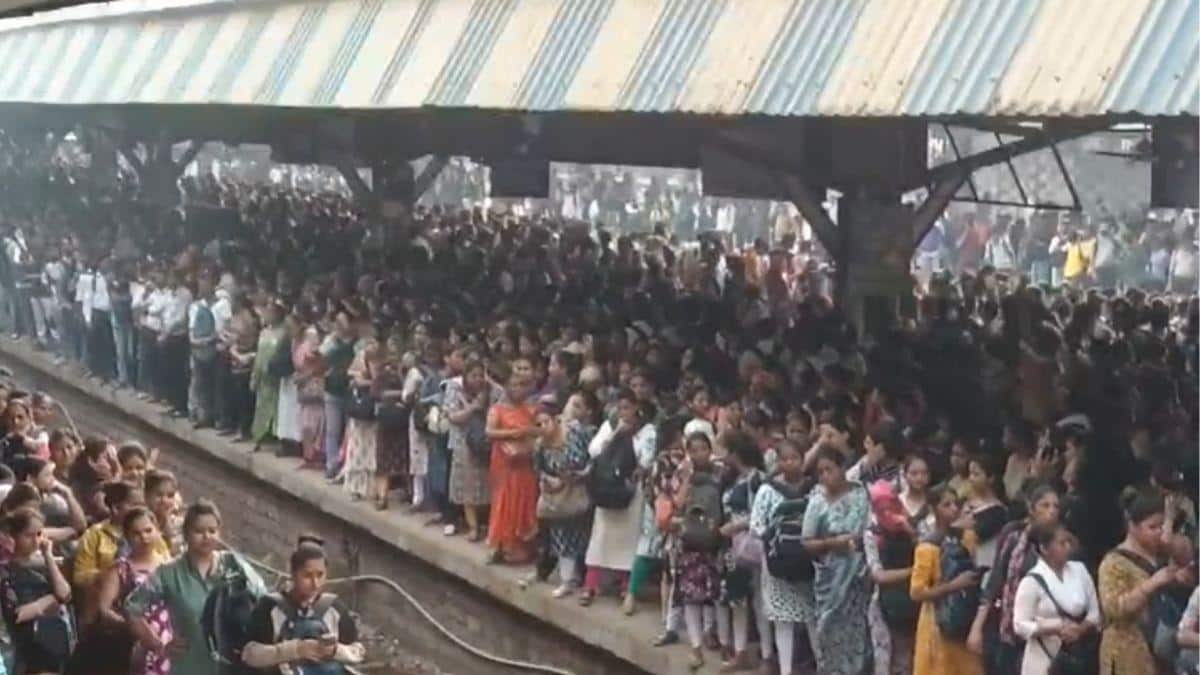 Mumbai Local Train Diva Crowd: मध्य रेल्वेची वाहतूक पुन्हा कोलमडली ...