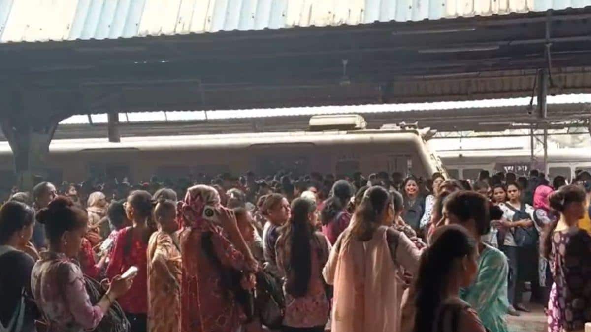 Mumbai Local Train Diva Crowd: मध्य रेल्वेची वाहतूक पुन्हा कोलमडली ...