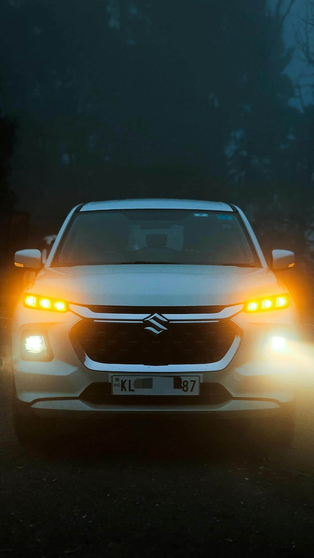 कार की Headlights पीली क्यों पड़ जाती हैं?